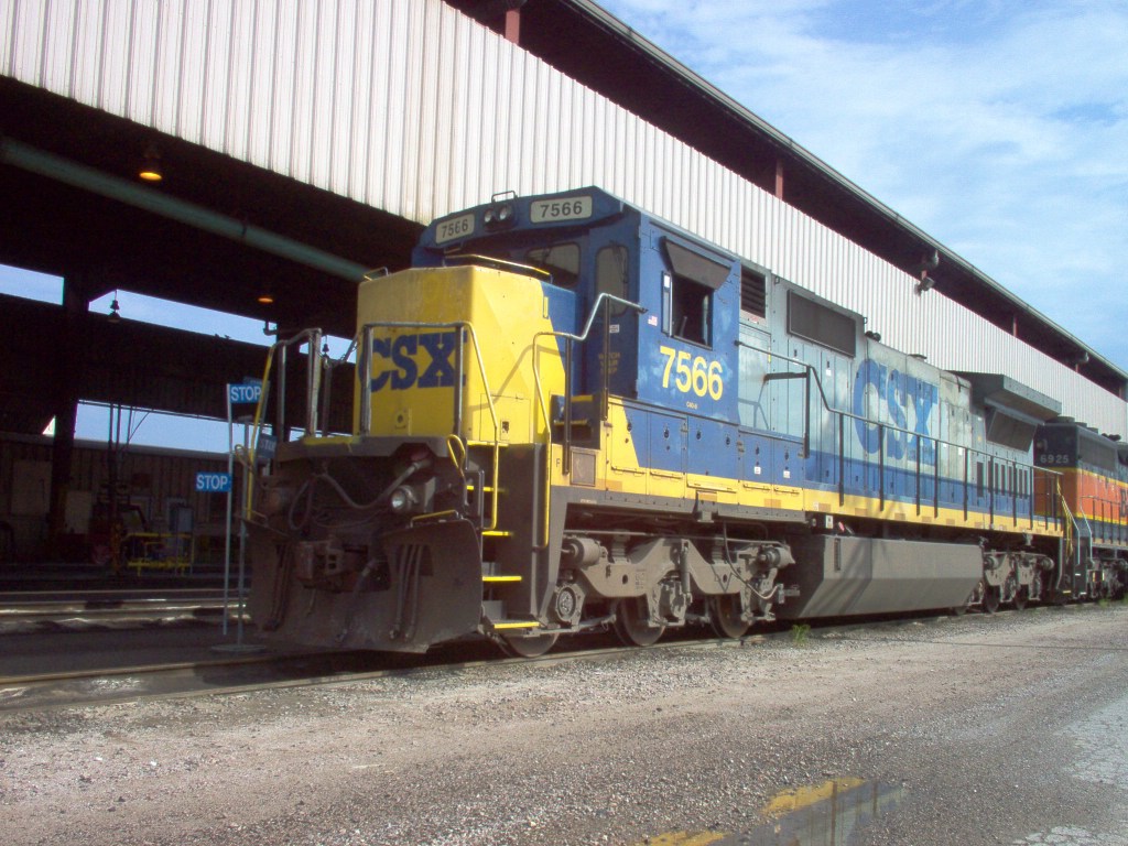 CSXT C40-8 7566